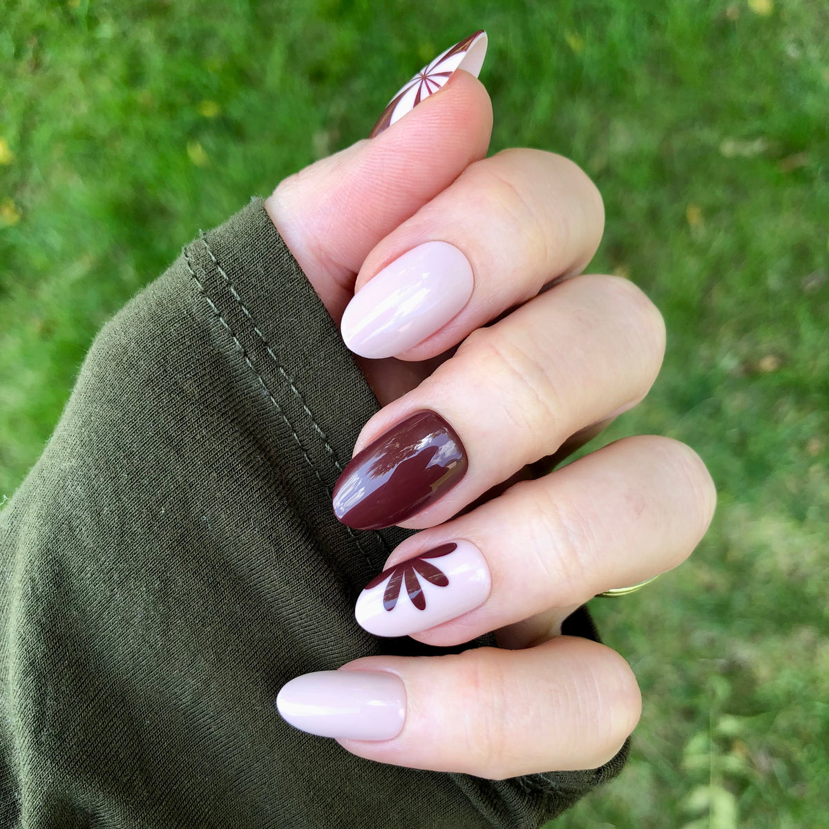 Big Duo Toned Flowers | Medium | Oval - Tab Press-On – Olive and June